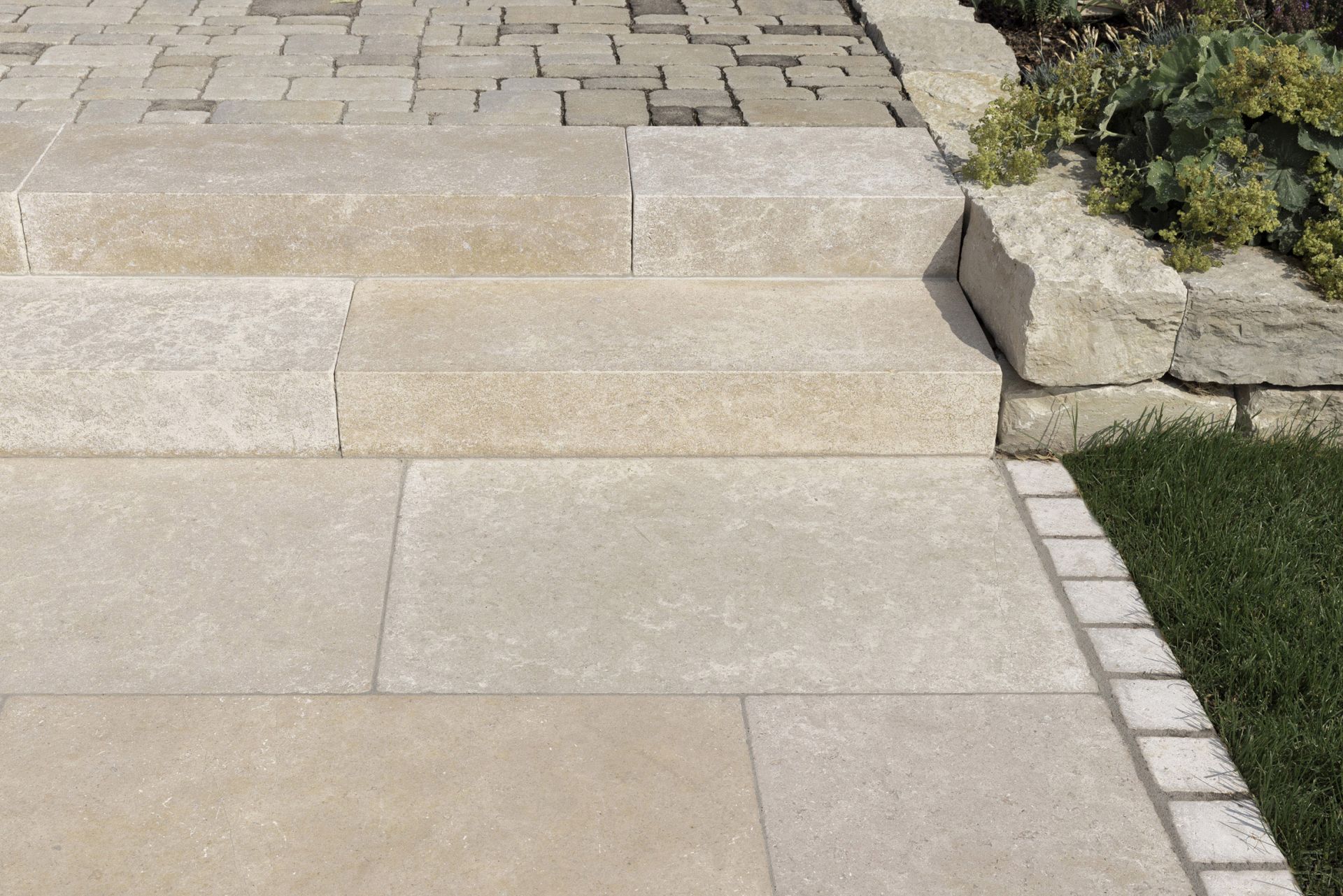Blockstufen gestanzt Kalkstein gala® ca. 100 x 37 x 15 cm
